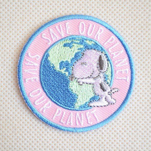 アメリカのマンガ「ピーナッツ(Peanuts)」に登場する大人気の犬のキャラクター・スヌーピー(Snoopy)のオフィシャル刺繍シールワッペンです。PEANUTS エコシリーズのワッペンです。■サイズ(約)　タテ4.9cm×ヨコ4.9cm■...