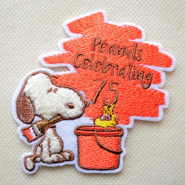 アメリカのマンガ「ピーナッツ(Peanuts)」に登場する大人気キャラクター・スヌーピーのオフィシャル刺繍シールワッペンです。PEANUTS誕生75周年を記念したデザインのワッペンです。スヌーピーの細かな表情まで刺繍で表現しています☆■サイ...