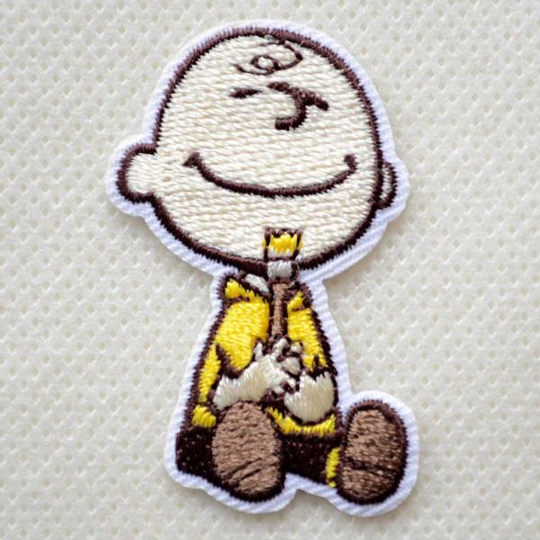 アメリカのマンガ「ピーナッツ(Peanuts)」に登場する大人気キャラクター・チャーリーブラウンのオフィシャル刺繍シールワッペンです。PEANUTS誕生75周年を記念したデザインのワッペンです。チャーリーブラウンの細かな表情まで刺繍で表現し...