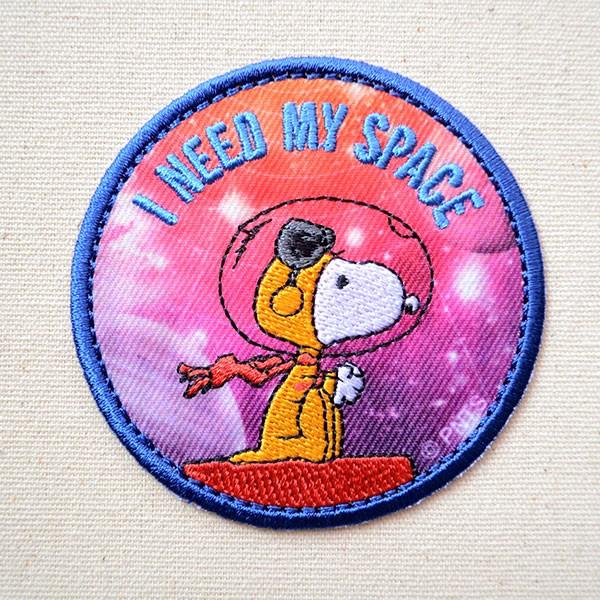 アメリカのマンガ「ピーナッツ(Peanuts)」に登場するスヌーピー(Snoopy)のオフィシャル刺繍シールワッペンです。宇宙をモチーフにしたデザインがオシャレな2WAYワッペン☆スヌーピー達の細かな表情まで刺繍で表現されています☆■サイズ...