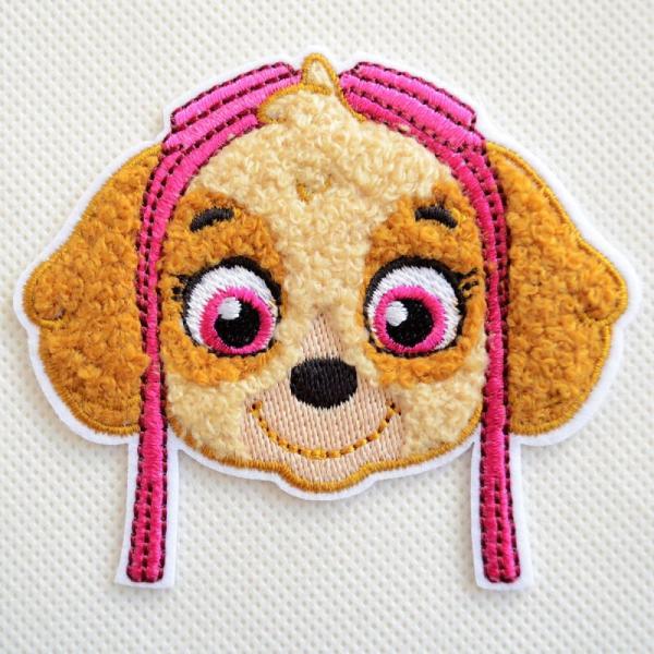 パウ・パトロールに登場するるスカイのオフィシャル刺繍シールワッペンです。モコモコとした毛糸のような太い糸をフェルトの上に刺繍しています。フェルトと太い刺繍糸の組み合わせによる、立体感とあたたかくやさしい雰囲気が特長です☆■サイズ(約)　タテ...