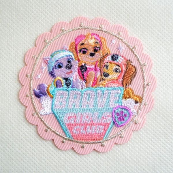 パウ・パトロールに登場するスカイ・エベレスト・リバティのオフィシャル刺繍シールワッペンです。パウ・パトロールは2013年8月から放送がスタートした、3DCGのテレビアニメ。世界160カ国以上で放送され、たくさんの国で視聴率1位を記録した大人...