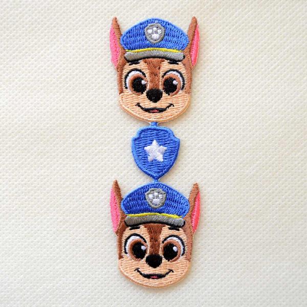 パウ・パトロールに登場するチェイスのオフィシャル刺繍シールワッペンです。切り離してミニワッペンとしても使える便利なワッペンです。そのまま使っても、カットして小さいワッペンとして使っても。■サイズ(約)　タテ3.5cm×ヨコ3.1cm(チェイ...