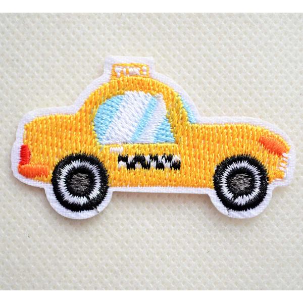 タクシーをモチーフにした刺繍ワッペン。クラシックな雰囲気で、帽子やリュック、デニムジャケットなどのワンポイントにぴったり。アイロンで簡単接着できるので、手芸やハンドメイド作品にもおすすめです。■サイズ(約)　タテ3.2cm×ヨコ5.5cm■...