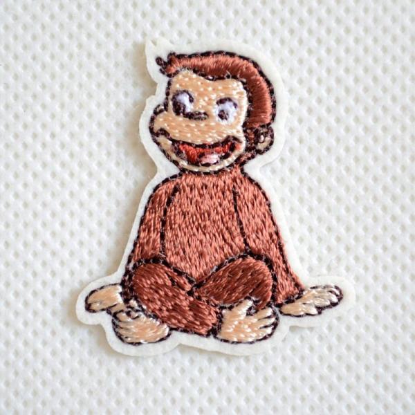 アメリカと日本で人気キャラクター・おさるのジョージ(Curious George)のオフィシャル刺繍シールミニワッペンです。ミニサイズのワッペンなので、ワンポイント・目印にぴったり！デザインも豊富なので、複数枚をセットで貼り付けるのもおすす...