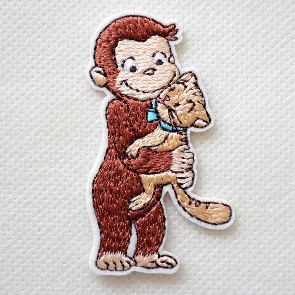 アメリカと日本で人気キャラクター・おさるのジョージ(Curious George)のオフィシャル刺繍シールミニワッペンです。デザインも豊富なので、複数枚をセットで貼り付けるのもおすすめ◎■サイズ(約)　タテ5.8cm×ヨコ3.3cm■デザイ...