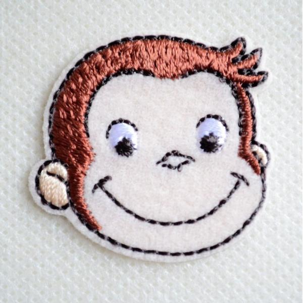アメリカと日本で人気キャラクター・おさるのジョージ(Curious George)のオフィシャル刺繍シールミニワッペンです。ミニサイズのワッペンなので、ワンポイント・目印にぴったり！デザインも豊富なので、複数枚をセットで貼り付けるのもおすす...