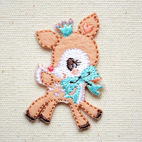 北欧で生まれたサンリオ(Sanrio)の小鹿のキャラクター、ハミングミントのかわいい刺繍ワッペン・パッチです。北欧アートのような世界観がとってもかわいいです。お手持ちのシャツ・ジャケット・コート・ジーンズなどの洋服、バッグ、帽子などのファッ...
