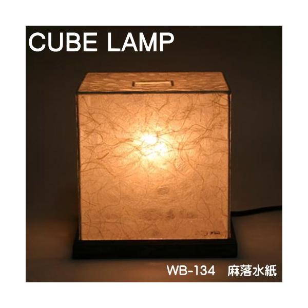 色とりどりの押し花や落水模様が日本の四季を彩りる木製ベースのテーブルライト。お部屋のインテリアに最適なコンパクトサイズで置き場所を選びません。玄関先のインテリア照明にも、デスク照明にも、寝室等の補助照明としても最適なスタンド照明です。商品名...