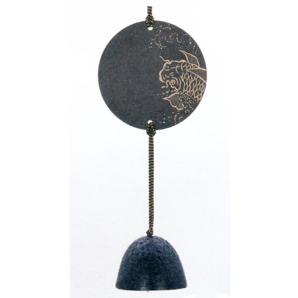 高岡銅器　風鈴彫金風鈴：富山県高岡市に工房を構える和田彫金工房の職人とともに作り上げました。。　明治期より５代にわたり様々な金属工芸品に彫金の技を与え続けている和田彫金工房は、熟練の職人から瑞々しい才能へとその技を受け継ぎ伝え続けています。...