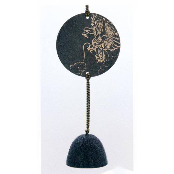 高岡銅器　風鈴彫金風鈴：富山県高岡市に工房を構える和田彫金工房の職人とともに作り上げました。。　明治期より５代にわたり様々な金属工芸品に彫金の技を与え続けている和田彫金工房は、熟練の職人から瑞々しい才能へとその技を受け継ぎ伝え続けています。...