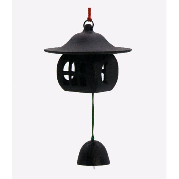 高岡銅器　風鈴風鈴：風鈴の起源は約二千年前。　もともとは占いや厄除けの道具として始まり、やがて暑気払いの道具として定着したそうです。　風を受けて成風鈴の音色は自然を愛しむ日本人の心をつかみ長く暮らしの中に溶け込んできました。　そんな日本の文...