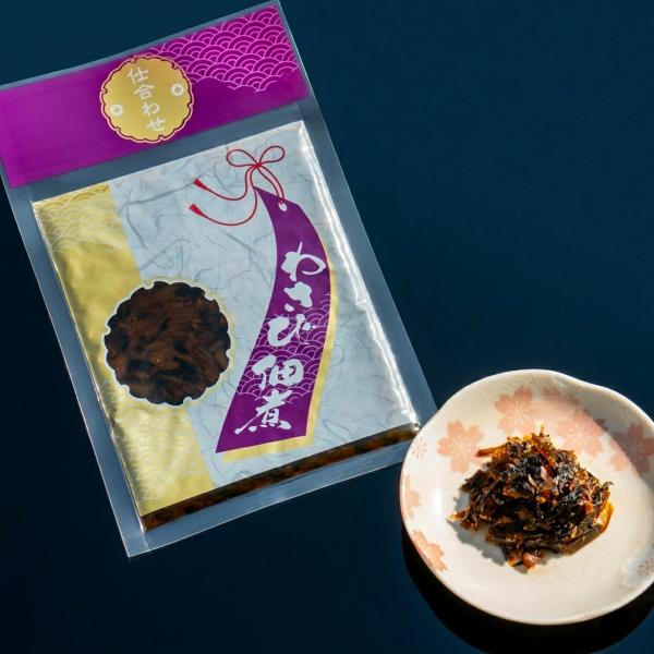 【発売日：2026年06月08日】安曇野産わさびと国内産野沢菜のみを使用して醤油とお砂糖で甘辛く仕上げました。わさびのピリリとした風味と、野沢菜のシャキッとした触感。甘辛く炊き上げておりますので、幅広い方にお楽しみいただけます。ご飯のお供は...