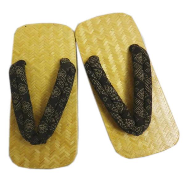 粋な男は足元にもこだわる。粋でオシャレな紳士ゲタ。天然素材の竹をアジロ編みしているので、足の裏に熱をためず、足裏は蒸れにくく涼しく快適。ゆかた＆甚平・きもの＋デニムにもＯＫ。お祭りや花火大会の浴衣＆甚平・お正月の着物・普段のデニムまでＯＫ。...