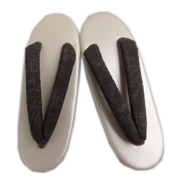 台に少傷・汚れ等難有（画像5〜7参照）の為の特価です。難の程度や場所はお選び頂けません。機能的な不足はありません。小粋で上品な結城紬シルク鼻緒ゾウリ。洗える着物・小紋・紬等のカジュアルきものに。着物姿がより上品＆オシャレに。古典的で上品な和...