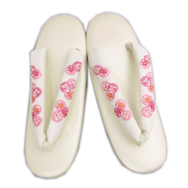 小粋で上品な華やかさある刺繍鼻緒ゾウリ。洗える着物・小紋・紬等のカジュアルきものに。卒業式の袴にもＧＯＯＤ。着物姿がより上品＆オシャレに。古典的で上品な刺繍鼻緒で、どんなお着物にも合わせ易く、年代巾も広くお使い頂け重宝します。軽くて歩きやす...