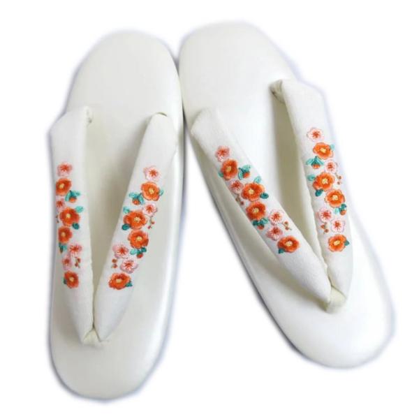 洗える着物・小紋・紬等のカジュアルきものに。卒業式はかまにもＧＯＯＤ。着物姿がより上品＆オシャレになる草履。鼻緒も柔らか・幅広なので足にも優しい造りです。上品で小粋な刺繍鼻緒で、どんなお着物にも合わせ易い色柄で、年代巾も広くお使い頂け重宝し...