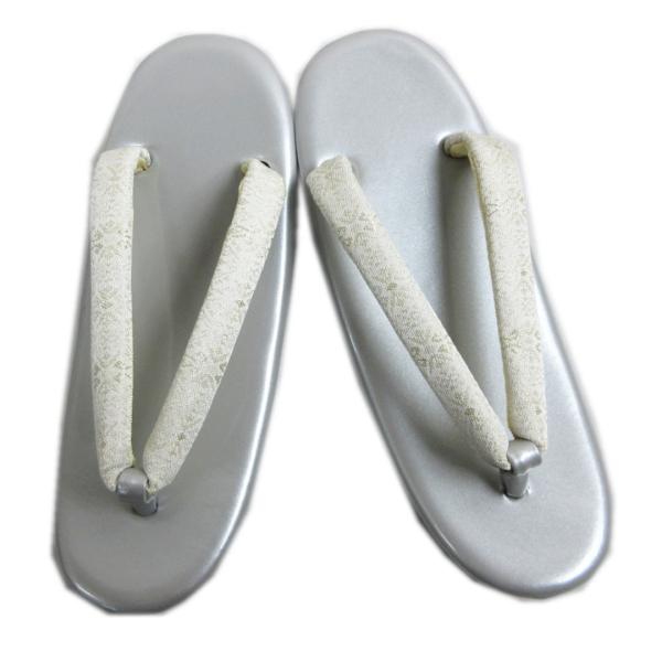 フォーマル中心に結婚式や披露宴・パーティー等の着物スタイル全般で活躍するゾウリ。留袖・訪問着や色無地にGOOD。着物姿がより上品になる国産草履。どんなお着物にも合わせ易く、年代巾も広くお使い頂け重宝します。留袖結婚式＆パーティー・お宮参り・...