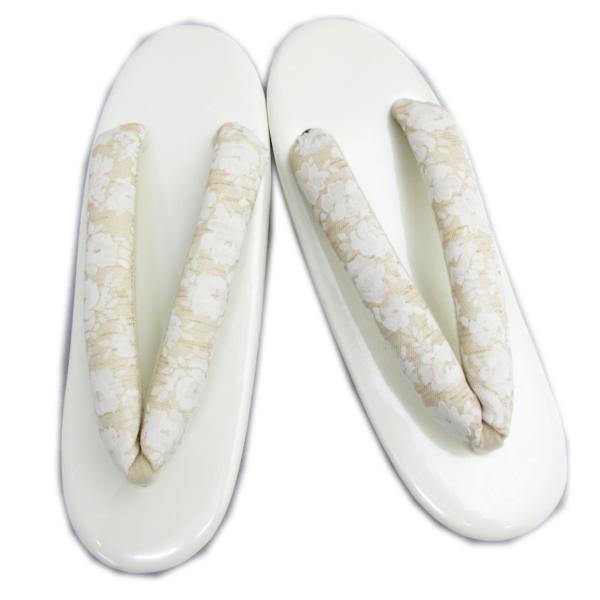 小粋で上品でオシャレなレース鼻緒ゾウリ。洗える着物・小紋・紬等のカジュアルきものに。卒業式の袴にもＧＯＯＤ。着物姿がより上品＆オシャレに。上品なレース鼻緒で、どんなお着物にも合わせ易く、年代巾も広くお使い頂け重宝します。サイド＆底もブラック...