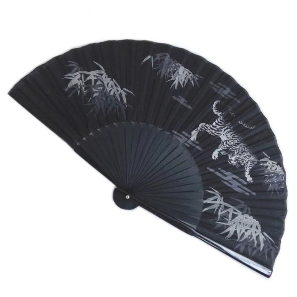 暑い夏はオシャレな扇子で涼しげに。コンパクトに持ち歩けいつでも涼しげ。 浴衣や着物の時はもちろん普段のデニムにもオシャレ。この扇子ひとつで更に粋にオシャレ度ＵＰ。 父の日・誕生日・敬老の日のプレゼントや海外へのお土産にもＧＯＯＤ。 黒色地で...