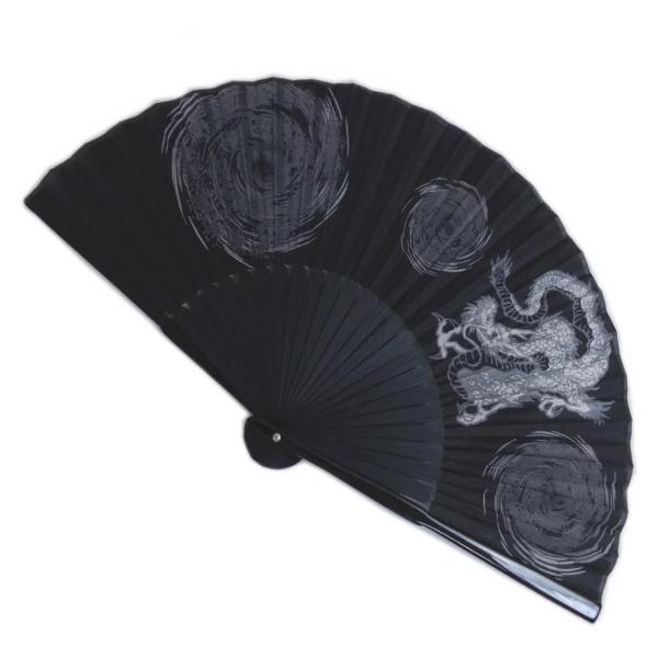 暑い夏はオシャレな扇子で涼しげに。コンパクトに持ち歩けいつでも涼しげ。 浴衣や着物の時はもちろん普段のデニムにもオシャレ。この扇子ひとつで更に粋にオシャレ度ＵＰ。 父の日・誕生日・敬老の日のプレゼントや海外へのお土産にもＧＯＯＤ。 黒色地で...