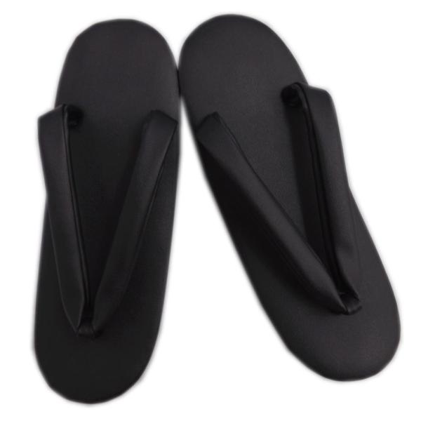 喪服時（お葬式・法事）にお使い頂ける黒草履。落ち着いた上品な艶消し黒の草履です。足サイズが大きな方でもゆったり使える2Ｌサイズ。軽くて歩きやすく、合皮素材でお手入れも簡単で使い易いです。かかと部分には滑り止めゴム付です。（サイズ）：ＬＬ（適...