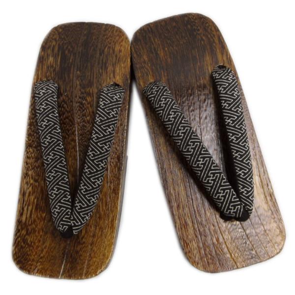 粋な男は足元にもこだわる。和柄鼻緒が粋でオシャレ。足サイズが大きな方でもゆったり使えるビッグサイズ。外国人様にもＧＯＯＤ。ゆかた＆甚平・きもの＋デニムにもＯＫ。お祭りや花火大会の浴衣＆甚平・お正月の着物・普段のデニムまでＯＫ。どんな色柄の浴...