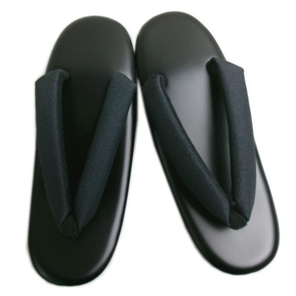 洗える着物・小紋・紬等のカジュアルきものに。卒業式はかまにもＧＯＯＤ。着物姿がより上品＆オシャレになるゾウリ。無地ですので、どんなお着物にも合わせ易く、年代巾も広くお使い頂け重宝します。サイド＆底もブラックでオシャレ。鼻緒も柔らかで足にも優...