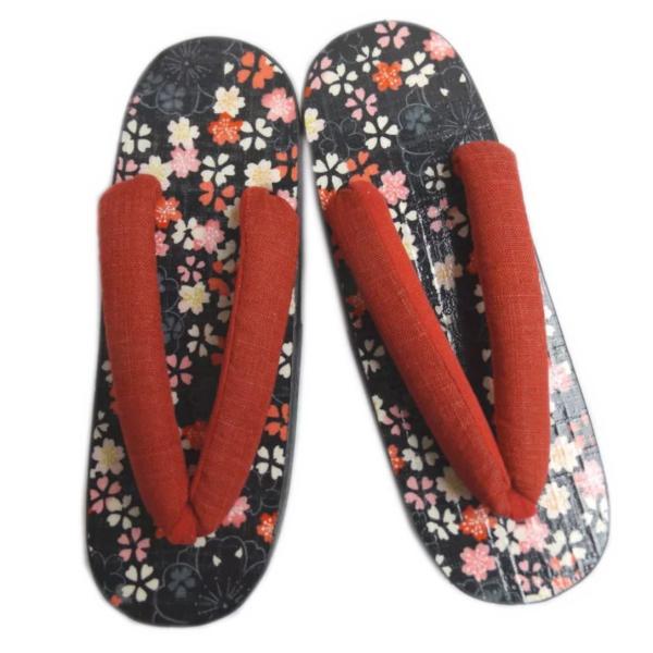 総柄桜柄を台の表面にラミネート加工した小粋でオシャレな下駄。 浴衣姿が更に可愛く＆華やかに。 お祭りや花火大会の浴衣＆甚平・普段のデニムまでＯＫ。どんな色柄の浴衣＆着物にも合わせ易く、年代巾も問わない色柄です。 鼻緒も柔らか・幅広なので足に...