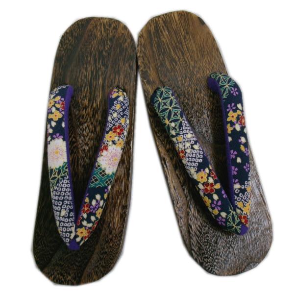 オシャレな鼻緒の小粋な下駄の3Ｌサイズ。足サイズが大きな方でもゆったり使えるビッグサイズ。外国人様にもＧＯＯＤ。浴衣姿が可愛く＆華やかになる下駄。お祭りや花火大会の浴衣＆甚平・普段のデニムまでＯＫ。どんな色柄の浴衣＆着物にも合わせ易く、重宝...