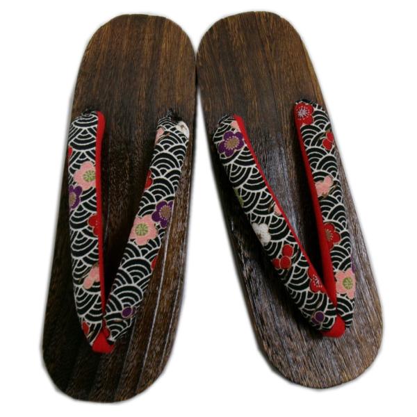 オシャレな鼻緒の小粋な下駄の3Ｌサイズ。足サイズが大きな方でもゆったり使えるビッグサイズ。外国人様にもＧＯＯＤ。浴衣姿が可愛く＆華やかになる下駄。お祭りや花火大会の浴衣＆甚平・普段のデニムまでＯＫ。どんな色柄の浴衣＆着物にも合わせ易く、重宝...