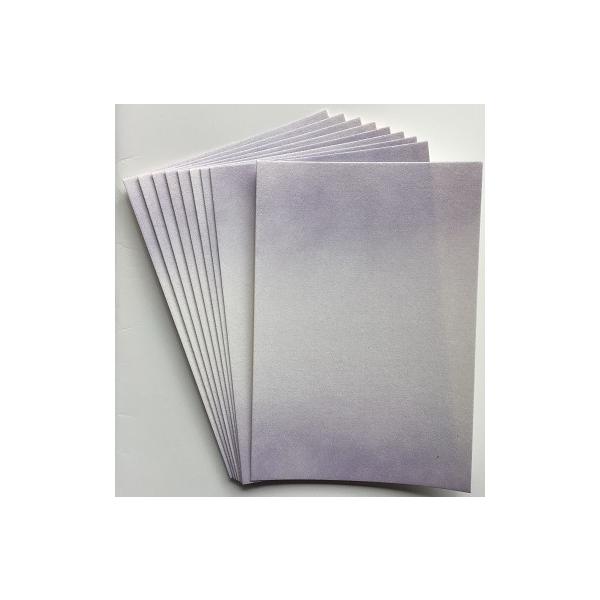 上下に紫がかった藤色の霞のようなぼかしが入っています。