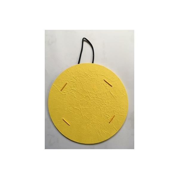 型で押した機械揉み(エンボス)の単調な凹凸とは異なり、手揉みの自然なシワの表情が心を和ませます。寸松庵色紙掛けにもハガキ掛けにも使えます。組みひもを引くだけでタテヨコどちらにもなります。直径23,5cm / 厚み2mm