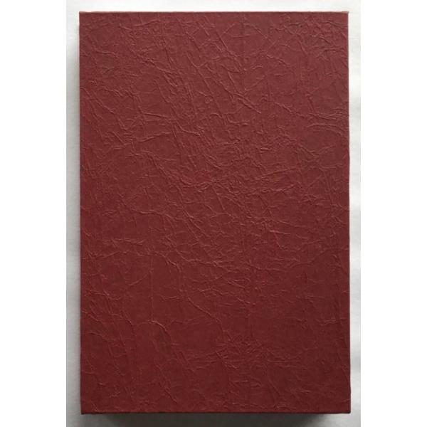 A6判　10,8×15,1cm(表紙)　1,4cm厚　100g。　表紙:手揉み和紙　小豆色　和紙クロス用の水をはじく揉み和紙です。本文中紙:奉書紙 にじむ　蛇腹タイプ10山　22ページ　*表書き用ラベルを同封。お好みの位置に(工作用ボンドで...