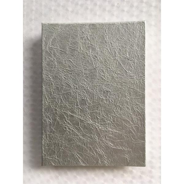 B6判　12,1×18,1cm(表紙)　1,4cm厚　180g。　表紙:手揉み　銀揉み和紙本文中紙:奉書紙 にじむ　蛇腹タイプ10山　22ページ　*表書き用ラベルを同封。お好みの位置に(工作用ボンドで)お貼りください。