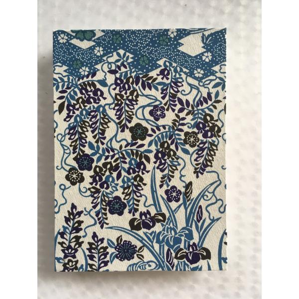 A6判10,8×15,1cm(表紙)　1,4cm厚　100g。　表紙:友禅和紙　小藤 / 表裏が同じ絵柄。(絵柄は写真と同じ位置には入っていません)本文中紙:奉書紙 にじむ　蛇腹タイプ10山　22ページ　*表書き用ラベルを同封。お好みの位置...