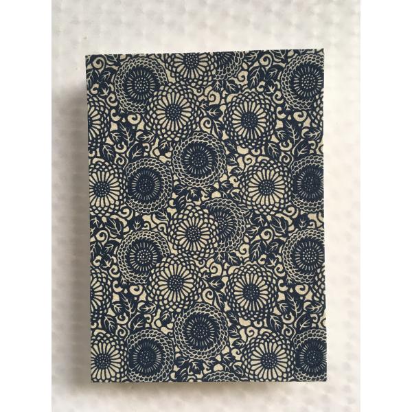 A6判10,8×15,1cm(表紙)　1,4cm厚　100g。　表紙:友禅和紙　丸菊　小 / 表裏が同じ絵柄。(絵柄は写真と同じ位置には入っていません)本文中紙:奉書紙 にじむ　蛇腹タイプ10山　22ページ　*表書き用ラベルを同封。お好みの...