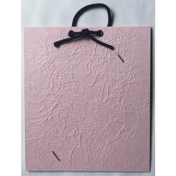 タテ書きはがき用。18×21cm。つるす・立てかけるの両用です。表の揉み紙を裏側に巻いて貼り付けており、四隅の角は丸みを帯び、角が尖っていません。弊社は金縁加工もできますが、あえて一枚一枚を丁寧に巻いて貼り付けています。＊ご購入予定枚数が1...