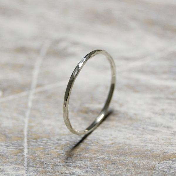 商品番号 : FA-200BRAND : WAS KNOT WASITEM : リング・指輪SIZE : 3号〜27号SPEC : リング幅:約1.2mmMATERIAL : Silver950FINISH : Hammer Finish(...