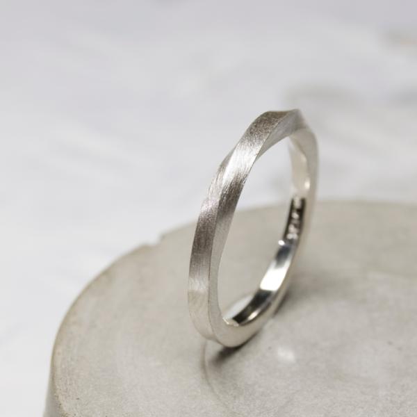 商品番号 : FA-337BRAND : WAS KNOT WASITEM : リング・指輪SIZE : 3号〜27号SPEC : リング幅:約1.8mmMATERIAL : Silver950FINISH : Matte FinishDE...