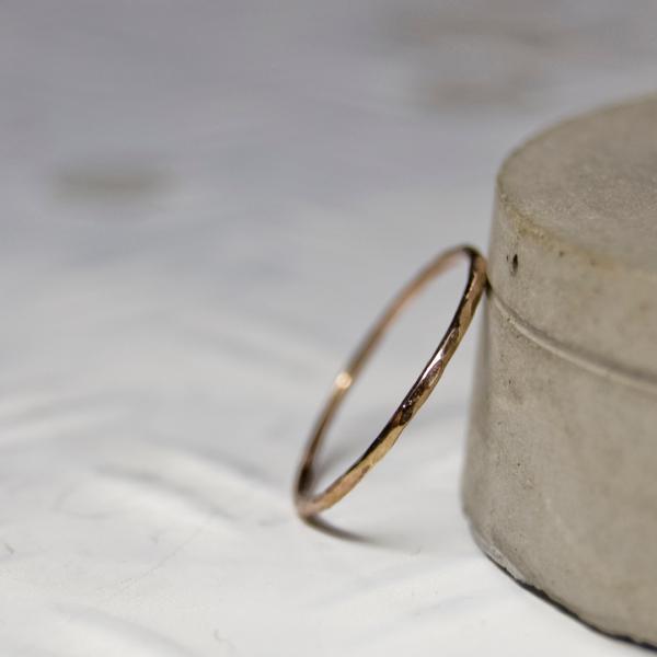 商品番号 : FA-422BRAND : WAS KNOT WASITEM : リング・指輪SIZE : 3号〜27号SPEC : リング幅:約1.0mm　MATERIAL : BrassFINISH : PGP/Hammer Finish...