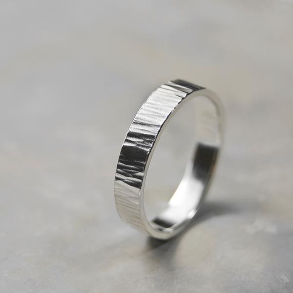 商品番号 : FA-655BRAND : WAS KNOT WASITEM : リング・指輪SIZE : 3号〜27号SPEC : リング幅:約4.0mmMATERIAL : Silver950FINISH : Vertical Hamme...