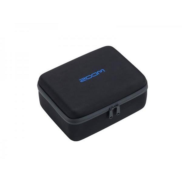 ハンディレコーダー『H3-VR』を傷や衝撃から保護する、軽量で丈夫なEVA素材を採用したセミハードタイプの専用キャリングバックです。『H3-VR』本体と一緒に、ウィンドスクリーン、デュアルマウントアダプタ、単３電池、microSDカードなど...