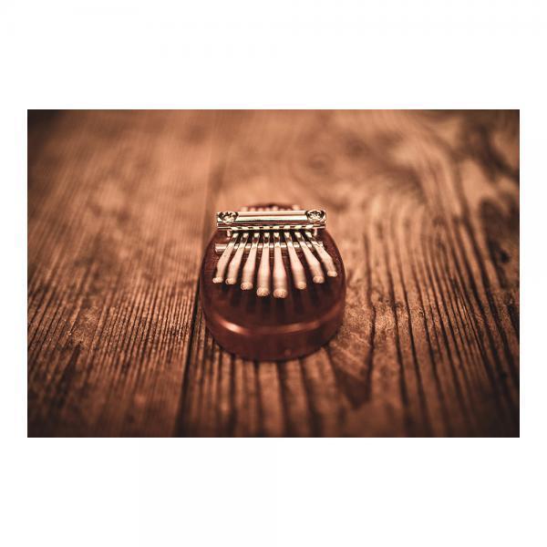 【MEINL Sonic Energy】Cメジャースケールに調律された8 つの鍵盤。小さなカリンバはギフトにもぴったりです。貰った方は楽しいカリンバの世界に足を踏み入れることになるでしょう。 付属のリボンを使うことで、首にかけて演奏すること...