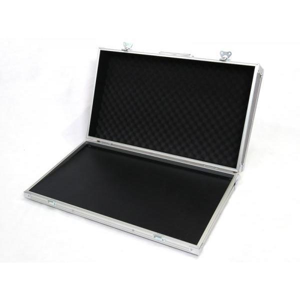 ［ 商品説明 ］プロも愛用する世界標準のアルモアのエフェクトボード。非常に頑丈に出来ており激しい使用にも耐えられます。丈夫な蝶番やハンドル部で安心安全に持ち運びが可能です。また、エフェクター接着面はレザーを採用しており高いホールドを誇ります...