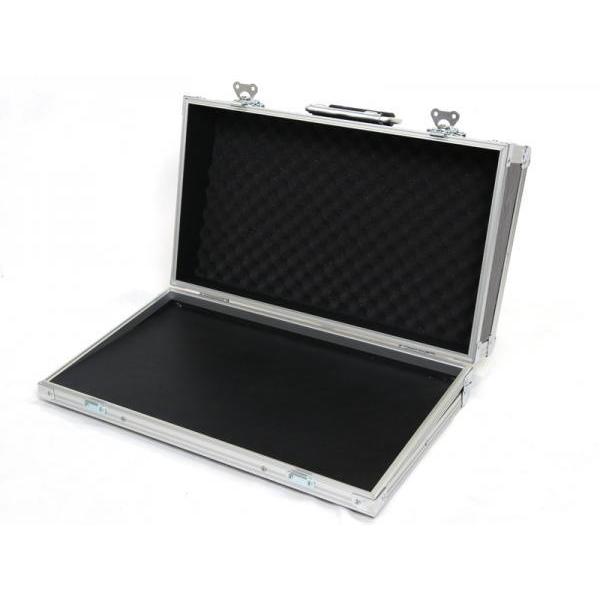 ［ 商品説明 ］プロも愛用する世界標準のアルモアのエフェクトボード。非常に頑丈に出来ており激しい使用にも耐えられます。丈夫な蝶番やハンドル部で安心安全に持ち運びが可能です。また、エフェクター接着面はレザーを採用しており高いホールドを誇ります...