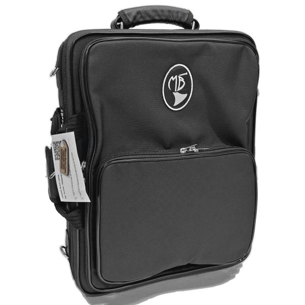 Bbクラ,Aクラが各1本ずつ入るダブルケース。2本入るダブルケースですが上記2種類を1本ずつ収納するもので同機種2本は収納不可。プロにも愛用が多い高級ケース。ファイバー製セミハードケースで 頑丈さと品質の高さに定評があり。楽器の為に研究され...