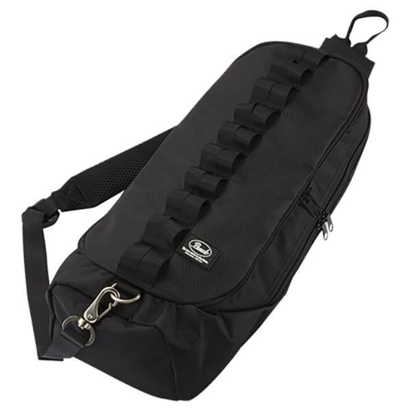 襷（タスキ）掛けタイプで、約5~6ペア収納可能。フロアタムに引っ掛けるフック付で、スマートホンや財布、タブレット等も収納可能。