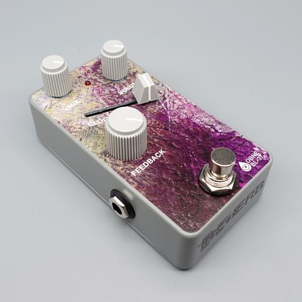 BL-37はOld Blood Noise Endeavorsならではの、空間への認識に疑問符を打つようなデバイス。目を閉じれば、そこはどこか知らない空間。BL-37の響きに耳を澄ませて、ここではないどこかに行きましょう。リバーブ・テイルの...