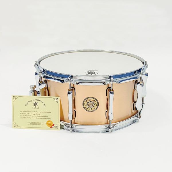 アウトレット特価 ケース付き豊かな音量、音圧と、優れたダイナミクス・レンジの広さを誇り、その存在感は圧倒的です。Phosphor BronzeはSAKAE・サウンドを体現する究極のスネアです。レスポンスも非常に優れていて、あらゆるジャンルの...